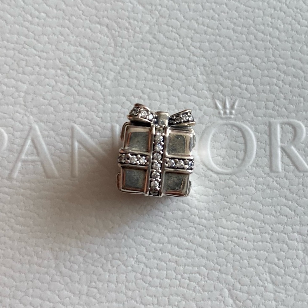 Retired Pandora Sparkling Surprise Present Charm Euc - Gem